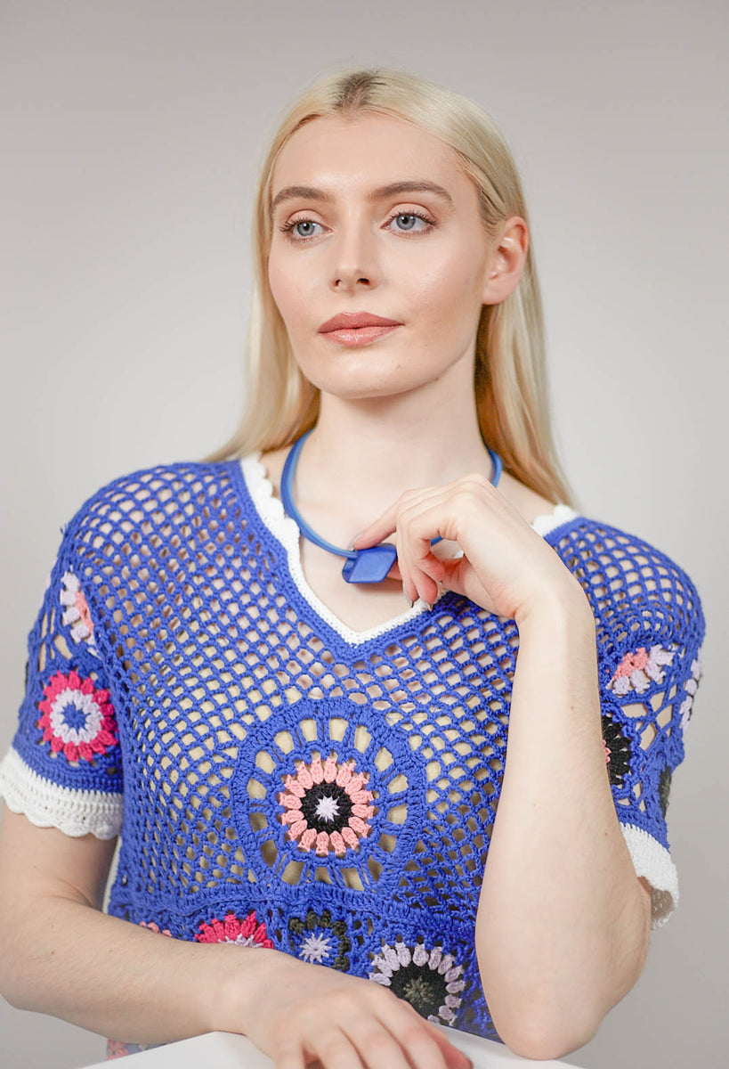 Bender Schmuck PVC Choker with Resin Square Bead in Blue – Olivia May